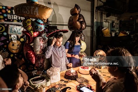 축제 생일 파티에서 촛불을 불고있는 라틴 이모와 조카 2 3 살에 대한 스톡 사진 및 기타 이미지 2 3 살 30 34세