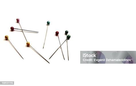 색깔의 구슬 바느질을위한 여러 핀은 흰색 고립 된 배경에 놓여 있습니다 공간을 복사합니다 위에서 볼 수 있습니다 가정 생활에 대한 스톡 사진 및 기타 이미지 Istock