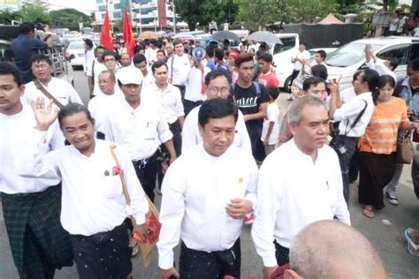 အာဇာနည္ကုန္းသုိ႔ ခ်ီတက္လာသည့္ ျမင္ကြင္း ဓာတ္ပုံ