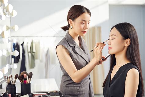 메이크업 아티스트는 모델에 메이크업을 넣습니다 사진 무료 다운로드 Lovepik
