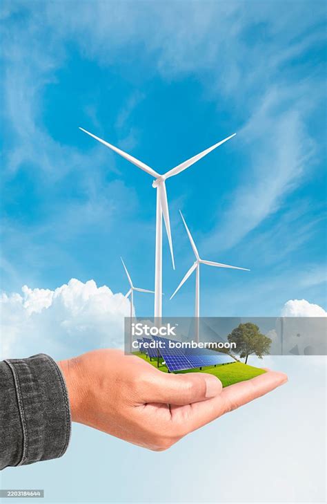 푸른 하늘을 배경으로 태양 전지판과 풍력 터빈을 들고 있는 손 Smart City에 대한 스톡 사진 및 기타 이미지 Smart City 개념과 주제 결심 Istock