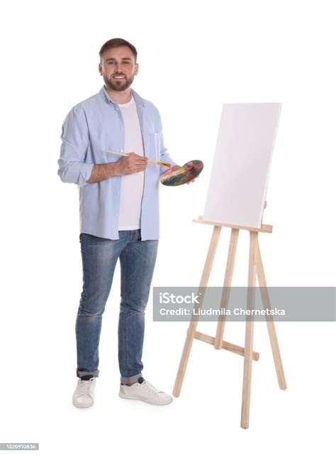 흰색 배경에 이젤 근처 페인팅 도구를 가진 남자 젊은 예술가 붓에 대한 스톡 사진 및 기타 이미지 붓 컷아웃 화가 예술가 Istock