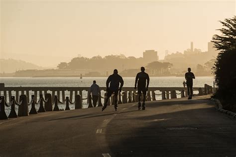 스케이팅 사람과 어 뢰 부두 및 요새 포인트 샌 프란 시스 코를 실행 거리에 대한 스톡 사진 및 기타 이미지 거리 건강한 생활방식 건물 외관 Istock