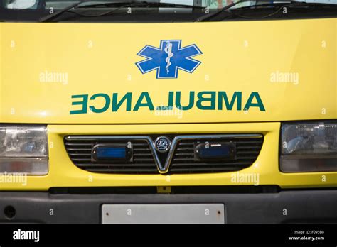 Vista Ravvicinata Della Parte Anteriore Dell Ambulanza Che Mostra La