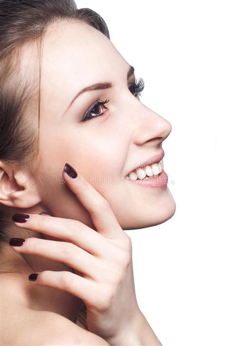 Fermez Vous Vers Le Haut Du Portrait De La Belle Jeune Femme De Sourire Heureuse Photo Stock