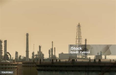 석유 석유 정유 공장에서 공기 오염입니다 나쁜 대기의 질은 먼지가 가득합니다 글로벌에서 공기 오염 문제 지구 온난화 일산화 탄소 가스와 먼지에서 환경 문제입니다 오후 25