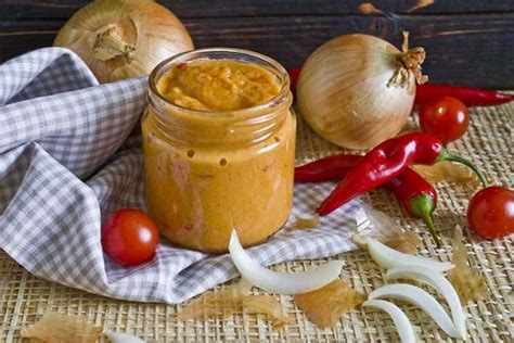 Луковая икра: с чем едят, польза и вред, как приготовить