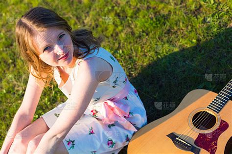 乡村女孩坐在原声吉他在现场