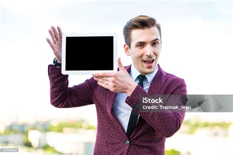 빨간 정장과 셔츠에 심각한 사업가 빈 태블릿과 지붕에 서 개념에 대한 스톡 사진 및 기타 이미지 개념 경관 경영자 Istock