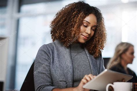 Optimice Su Tiempo Con Las Aplicaciones M S Inteligentes Una Joven Empresaria Que Usa Una