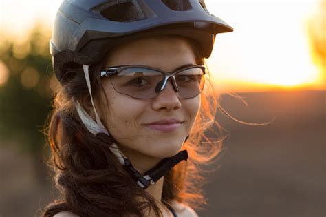 오프로드에 산악 자전거에 소녀 일몰에 자전거의 아름다운 초상화 피트니스 소녀는 현대적인 탄소 섬유 산악 자전거를 타고 안경에
