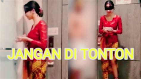 Viral Pelayan Pakai Kebaya Mer H Bawa Asbak Youtube