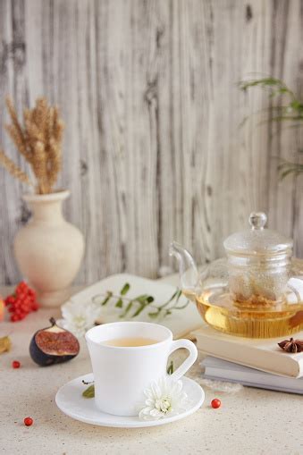 차 한 잔과 함께 찻주전자에 린든 차 건조한 향기로운 꽃 가을 준비 및 책 아늑한 분위기의 집 공간 복사 0명에 대한 스톡 사진 및 기타 이미지 Istock