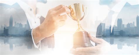 성공 사업 및 업적 팀 개념 우승자의 챔피언 상을 개최하는 성공적인 사업가 명예 금상 및 파트너 또는 관리자 기쁘게 축하 행사 1위에 대한 스톡 사진 및 기타 이미지