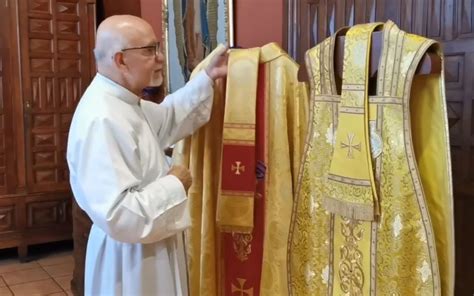 Misa Del Sacerdote Católico Nuevo Sacerdote Para Nuestra Iglesia