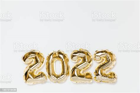 새해 2022 풍선 축하 카드 금 호일 헬륨 풍선 번호 2022 흰색 배경에 격리 플랫 레이 메리 크리스마스 해피 홀리데이 모형 12월 31일에 대한 스톡 사진 및 기타