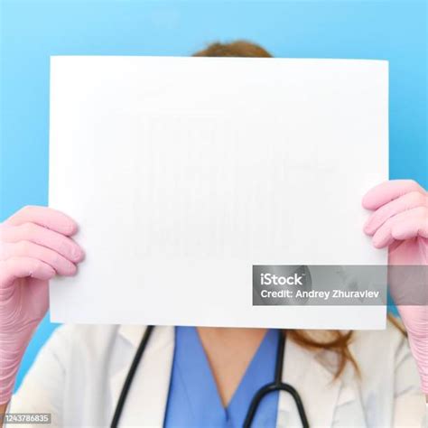 파란색 배경에 A4 용지 한 장을 가진 의사의 손 텍스트 공간을 복사 A4 용지에 대한 스톡 사진 및 기타 이미지 A4 용지 간판 간호사 Istock