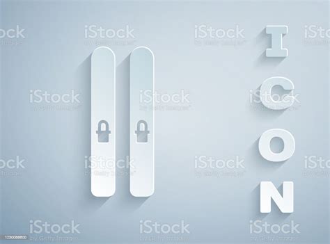 종이 컷 스키와 회색 배경에 격리 스틱 아이콘 익스트림 스포츠 스키 장비 겨울 스포츠 아이콘입니다 종이 아트 스타일입니다 벡터 일러스트레이션 3차원 형태에 대한 스톡 벡터