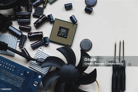 컴퓨터 및 노트북 하드웨어 Cpu 팬 쿨러 배터리 커패시터 라디에이터 복사 공간 평면 누워 흰색 배경에 칩 Pc 부품 상단보기 수리 조립 엔지니어링 개념 0명에 대한 스톡