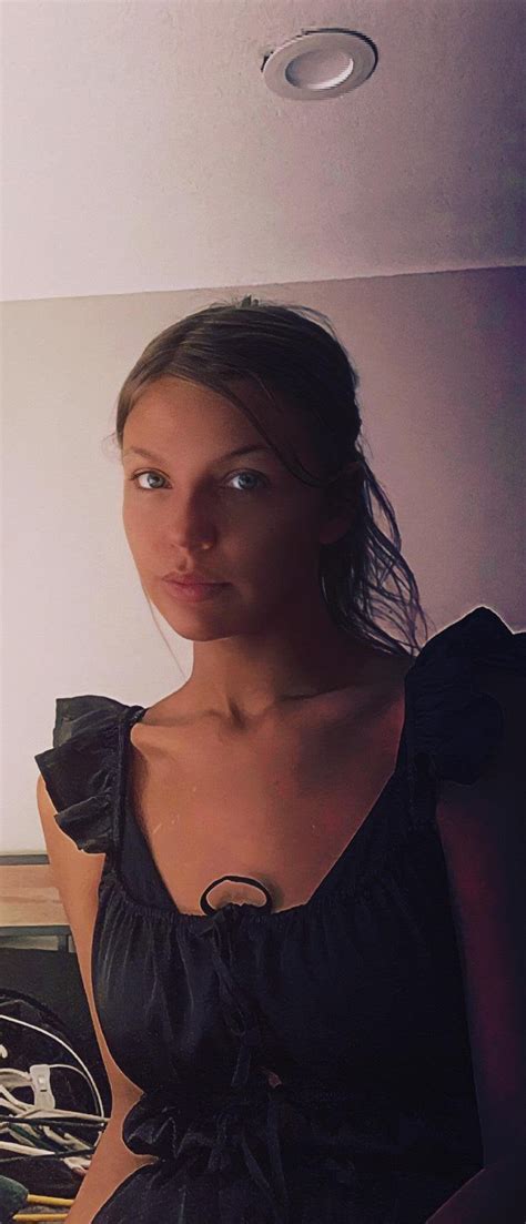 Modeling For An Erotic Artist Drawing Session Rmodeling