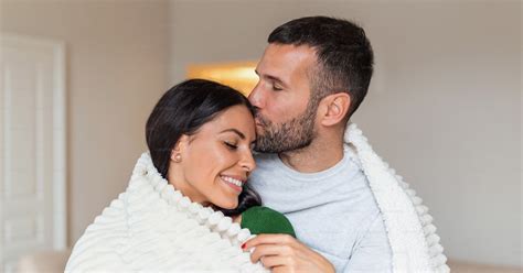 겨울 휴가에 낭만적 인 커플입니다 담요에 싸인 호텔 방에 함께 서 있는 남자와 여자 포옹하고 웃는 커플 사진 Unsplash의 겨울 이미지