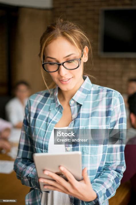 태블릿 컴퓨터를 사용 하 여 창조적인 사무실에서 일 하는 여자 비즈니스에 대한 스톡 사진 및 기타 이미지 비즈니스 워크숍