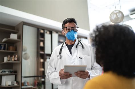 집에서 수석 환자를 방문하는 디지털 태블릿을 사용하는 의사 얼굴 마스크를 착용 2명에 대한 스톡 사진 및 기타 이미지 2명