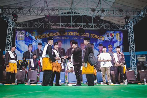 1 Abad Psht Bupati Jember Berselawat Bersama 15 Ribu Pesilat Pemkab Jember