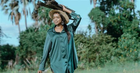 걱정 없는 걷고 있는 경치 경치가 좋은 고요한 긴 셔츠 녹색 드레스 드레스 모자 모험 보헤미안풍 스타일