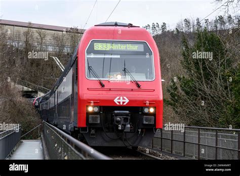 S33 nach Winterthur - S Bahn Zug der SBB unterhalb des Schloss Laufen ...