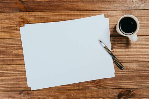 A4 용지로 현대적인 데스크 오피스 직장의 최고 전망 빈 브랜딩 템플릿 사진 빈 양식입니다 포트폴리오 디자인을 모의합니다 종이에 대한 스톡 사진 및 기타 이미지 Istock