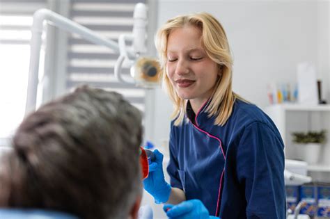 치과 진료소의 환자 포토폴리머 구성의 치아 미백 Uv 램프 치과 의사 사무실에서 자외선을 치료하여 치아 미백 절차를 수행하는 남자 2명에 대한 스톡 사진 및 기타 이미지