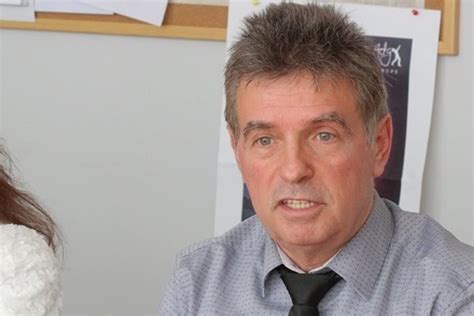 Резил: Директорът на 51-во СОУ пита чатбот какво да прави при бомбена ...