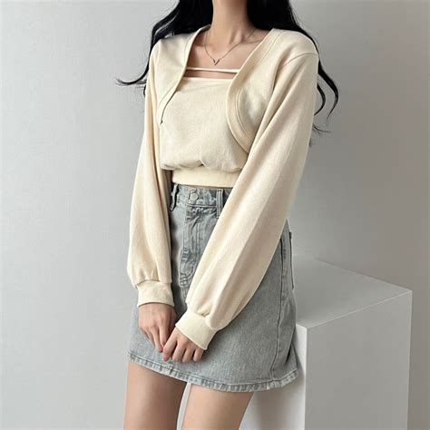 헤이즐넛티 러블리 데일리룩 스퀘어넥 볼레노 크롭티 맨투맨 티셔츠