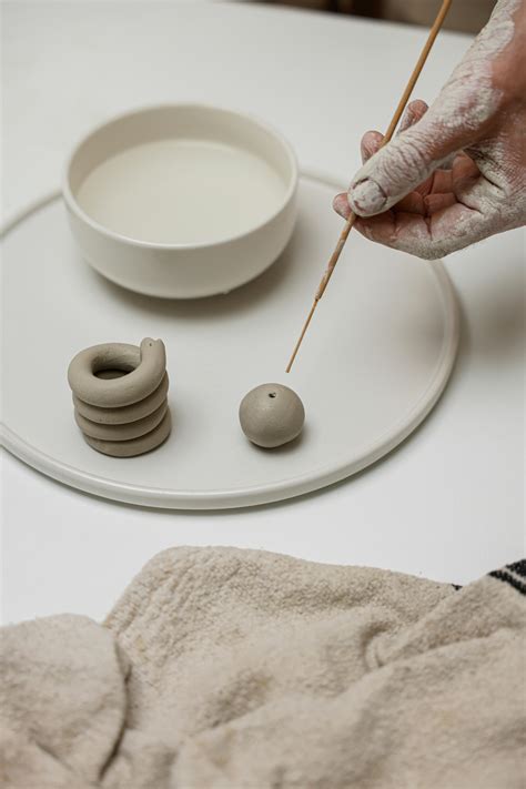 가족 공예 기술 나체 남자 노인 도공 도기 만지다 보울 사람 사랑 세라믹 스튜디오 손 수제 실내