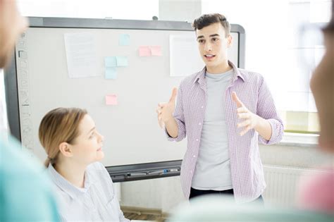 회의에서 동료에 게 그의 전략을 설명 하면서 캐주얼 셔츠 몸짓 손에서 쾌활 한 창조적인 젊은 남성 전문 계획에 대한 스톡 사진 및 기타 이미지 Istock