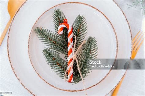 사탕 지팡이와 상록 잎으로 장식 된 축제 휴일 테이블 설정 겨울에 대한 스톡 사진 및 기타 이미지 겨울 계절 공휴일 Istock
