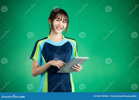 Atleta Pingue Pongue Feminina Usando Comprimido Digital Foto De Stock Imagem De Ativo Jogo