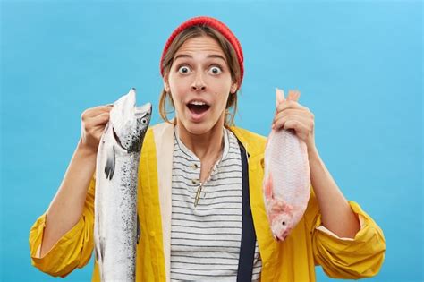 Pescadora Surpresa Segurando Um Peixe Foto Grátis