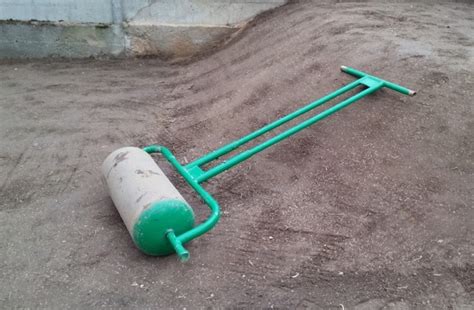 Самодельные катки для укладки газона: идеи из трубы и бутылок для ...