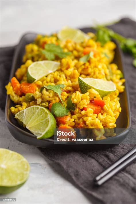 야채와 검은 접시에 코코넛 크림 채식 카레 라이스 회색 배경 공간을 복사 합니다 건강 한 채식 음식 개념 해독 야채 다이어트 쌀 곡초류에 대한 스톡 사진 및 기타 이미지