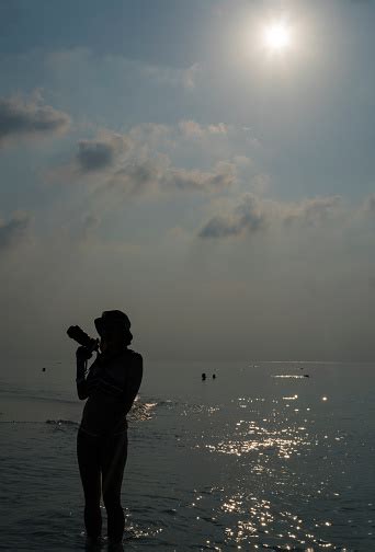 몰디브에 밝은 다채로운 Sunrays을 관찰 하는 카메라와 함께 태양 빛나는 및 고위 여자와 대기 오후 관광객에 대한 스톡 사진 및 기타 이미지 Istock