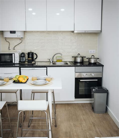 가정용 가구 건축 설계 깨끗한 디자인 단순한 우아함 도시 거주 도시 생활 라이프스타일 마이크로파 모던한 집 미니멀리스트 디자인 바 의자 부엌 섬 부엌