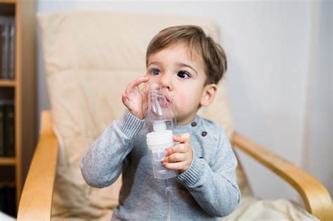 집에서 흡입 증기 흡입기 분무기 마스크를 사용 하 여 어린 소년 의료 절차 증기 약물 치료 천식 폐 렴 기관지염 기침 가정 생활에 대한 스톡 사진 및 기타 이미지 Istock