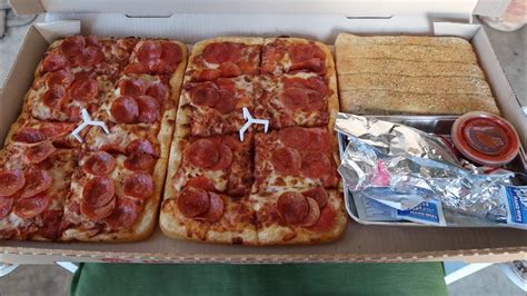Pizza Huts Big Dinner Box Food Review Taste Test Youtube