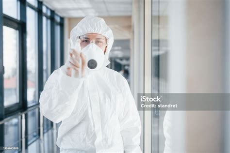 실험실 코트 방어 안경 및 항균 스프레이로 실내에 서 있는 마스크를 착용한 여성 의사 과학자 18 19세에 대한 스톡 사진 및 기타 이미지 Istock