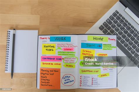 생산적인 작업 책상 오픈 플래너 월간 캘린더 노트북 및 다채로운 문구류 목표 설정 작업 조직 시간 관리 및 효율적인 일일 계획의