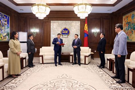 Засгийн газрын бүтцийн тухай Засгийн газрын бүрэлдэхүүний тухай хуулийн төслийг УИХ ын даргад