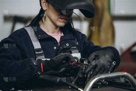 摩托车修理厂的工人