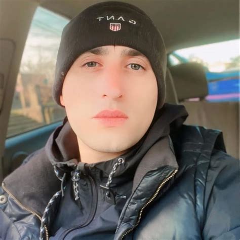 ამ ძაღლმა გამაოგნაა ორი დღეა პედიგრს რომ დაუყრი ელოდება მასთან ერთად მყოფ სხვა ძაღლებს მოვლენ